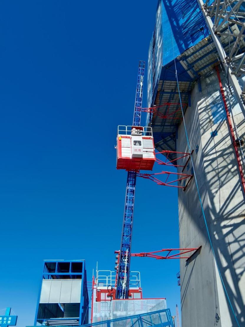 Construction elevator for Zhijiang Bailizhou Yangtze River Bridge